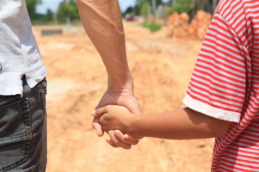 Narin (12) werd slachtoffer van een kindermisbruiker op reis | Terre des Hommes